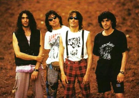 El País: «Extremoduro rompe los esquemas del rock español»